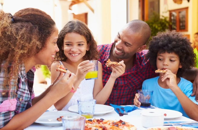 How to Create a No-Phone Dinner Zone